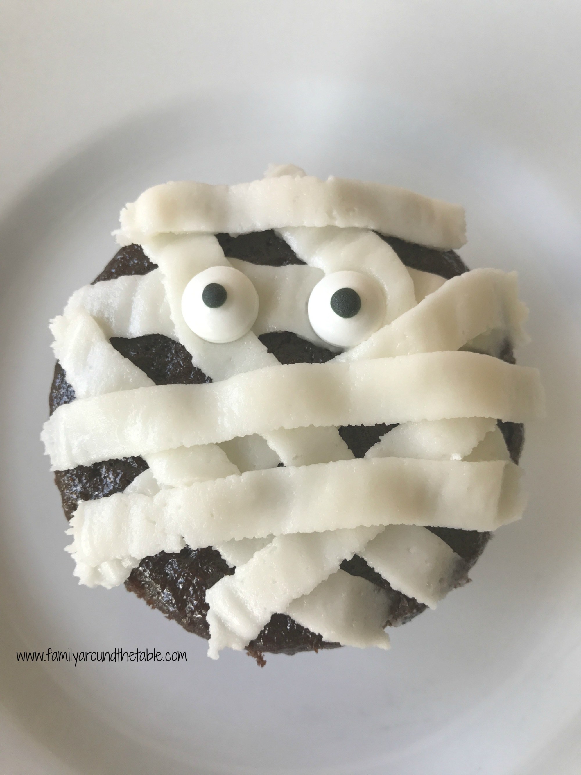 Easy Mummy Cupcakes - Fun for Halloween