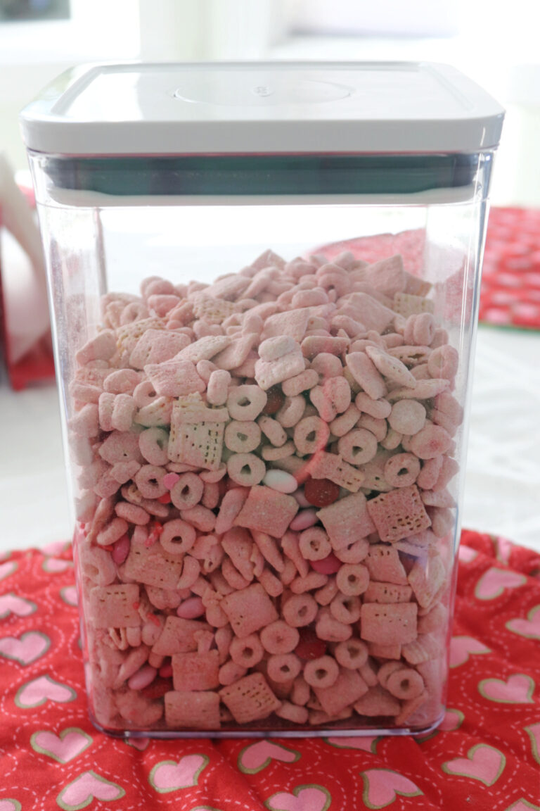 Valentine Muddy Buddies | Pretty In Pink Snack Mix